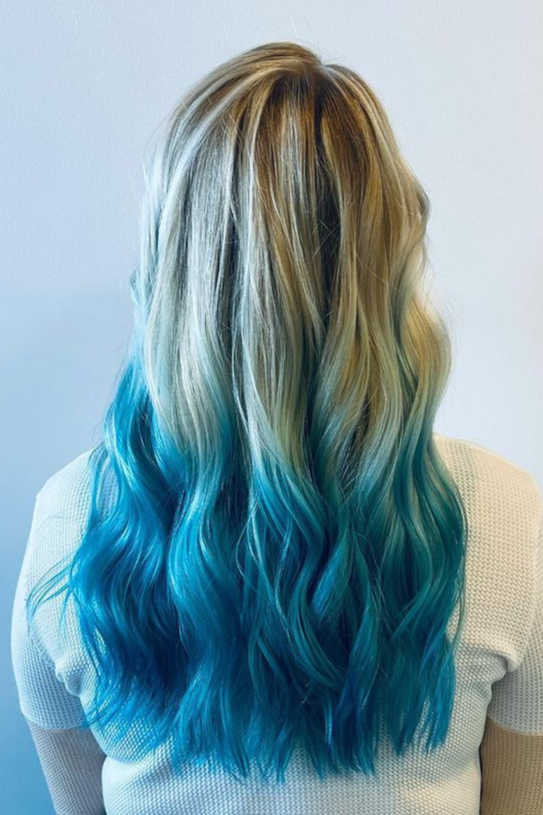 Cheveux bleus : guide complet de la coloration bleue (+ 14 idées)