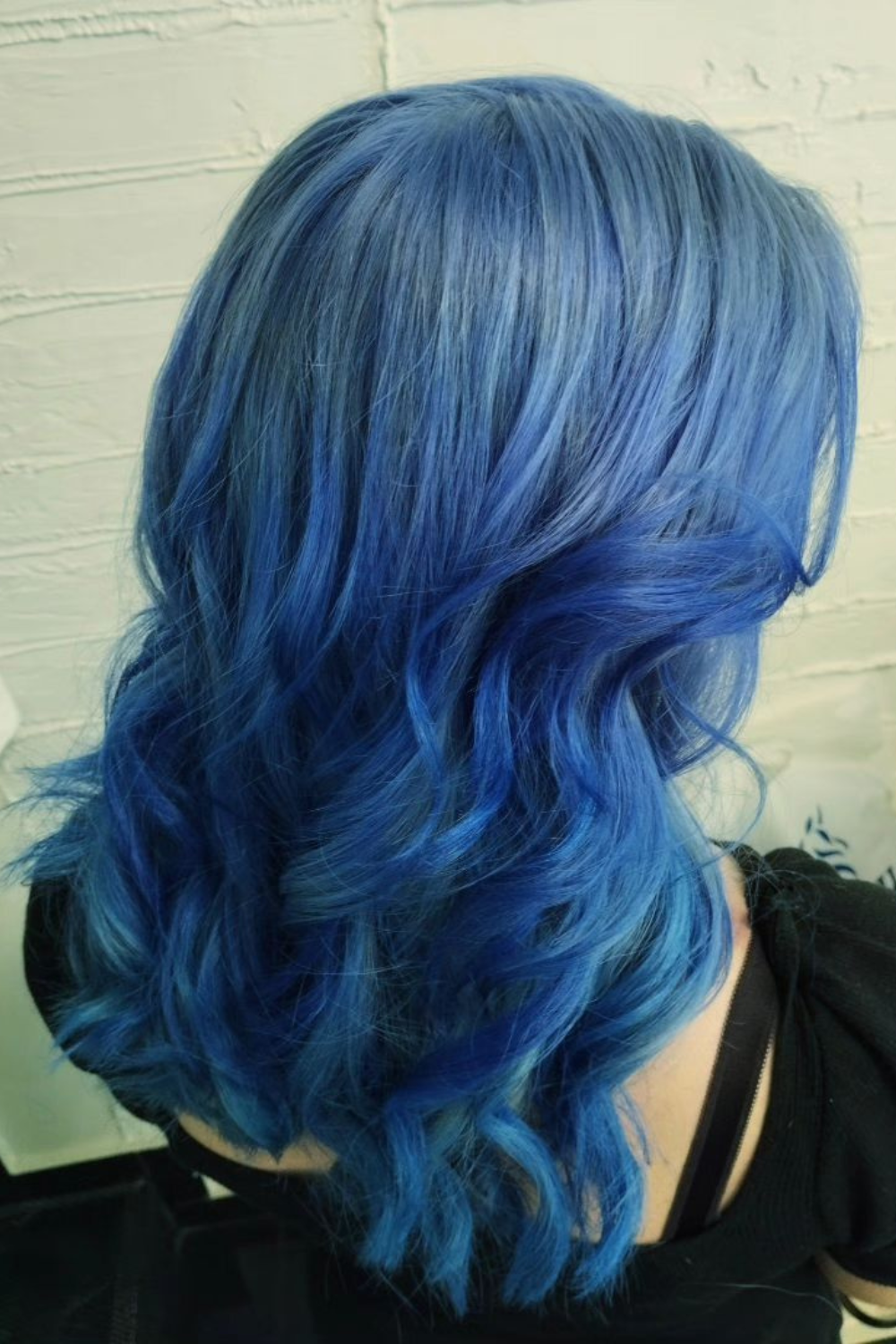 Cheveux bleus : guide complet de la coloration bleue (+ 14 idées)