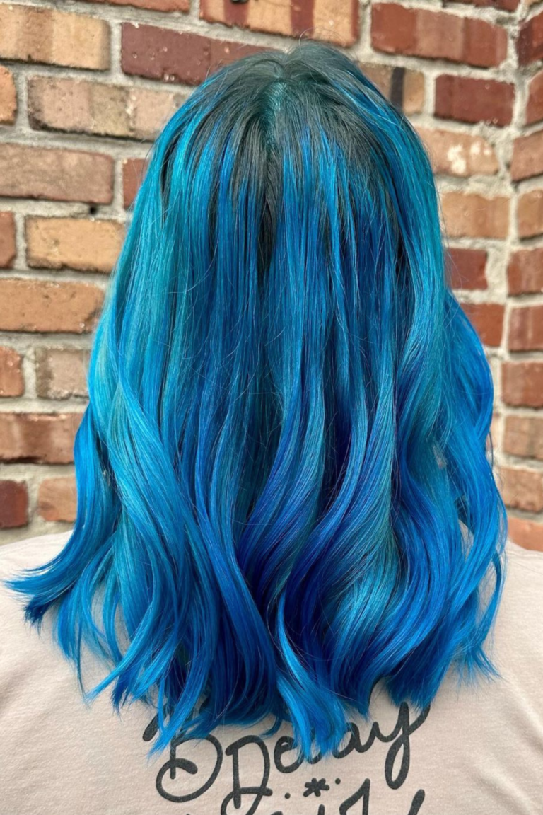 Cheveux bleus : guide complet de la coloration bleue (+ 14 idées)