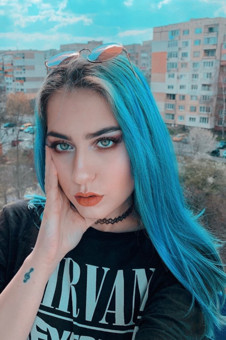 Cheveux bleus : guide complet de la coloration bleue (+ 14 idées)