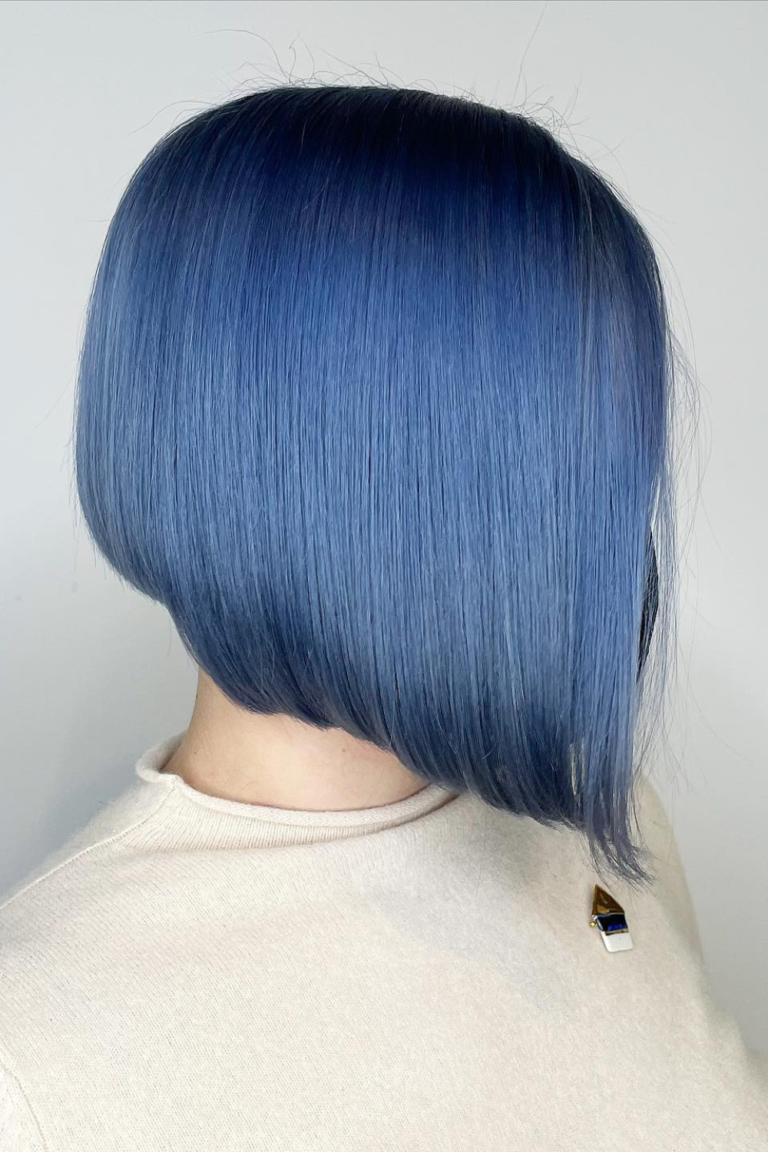 Cheveux bleus : guide complet de la coloration bleue (+ 14 idées)
