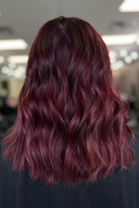 Couleur acajou : le guide complet sur cette coloration (+ 10 idées)