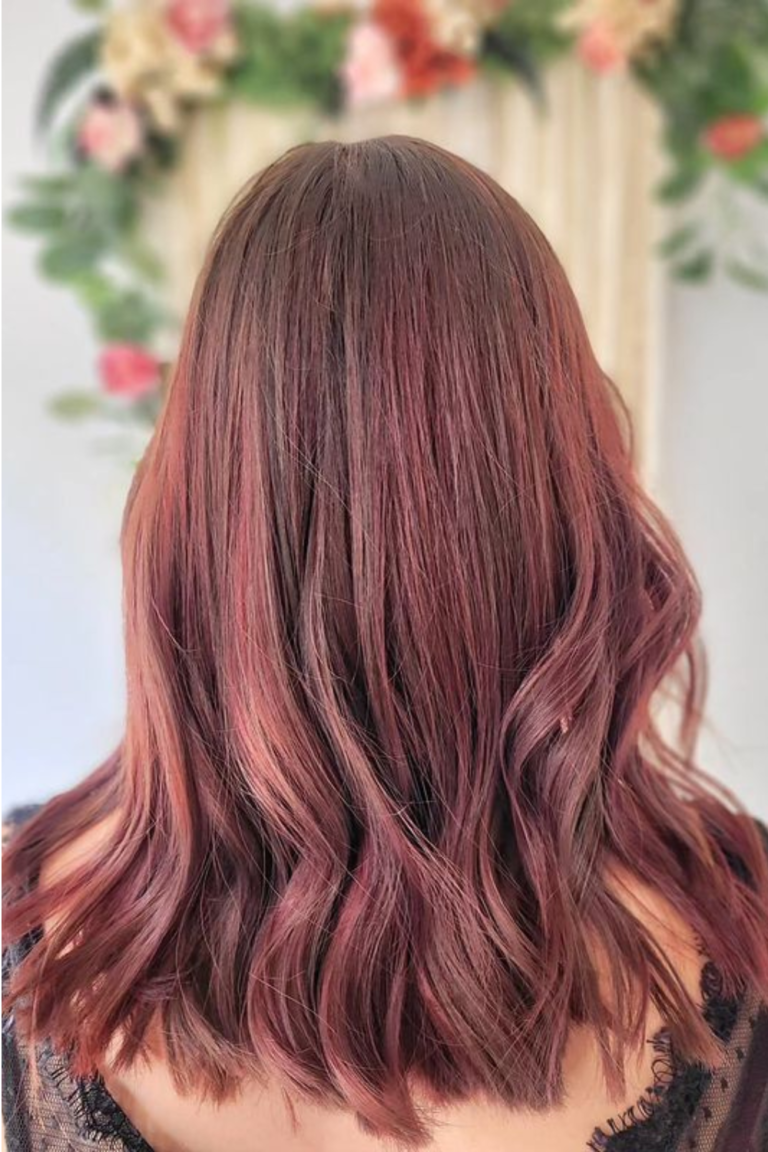 Couleur acajou : le guide complet sur cette coloration (+ 10 idées)