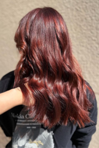 Couleur acajou : le guide complet sur cette coloration (+ 10 idées)