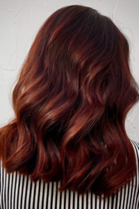 Couleur acajou : le guide complet sur cette coloration (+ 10 idées)