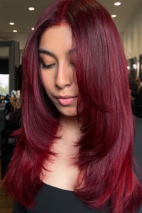 Cheveux rouges : tout savoir avant de se lancer (+ 12 idées)