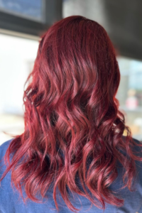 Cheveux rouges : tout savoir avant de se lancer (+ 12 idées)