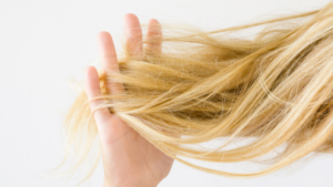 Fatigue hygrale des cheveux : causes et solutions