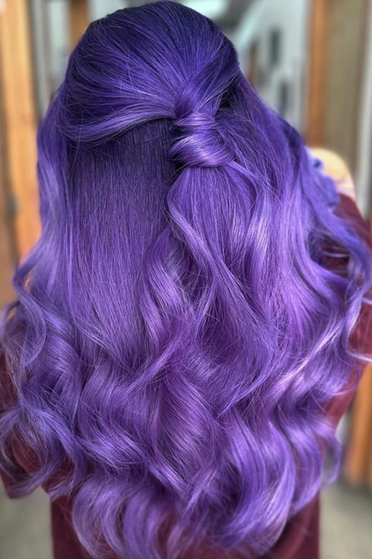 Cheveux violets : guide complet sur la coloration violette (+ 13 idées)