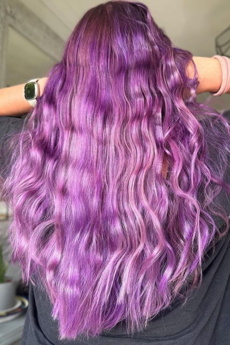 Cheveux violets : guide complet sur la coloration violette (+ 13 idées)