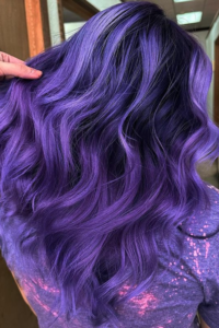 Cheveux violets : guide complet sur la coloration violette (+ 13 idées)