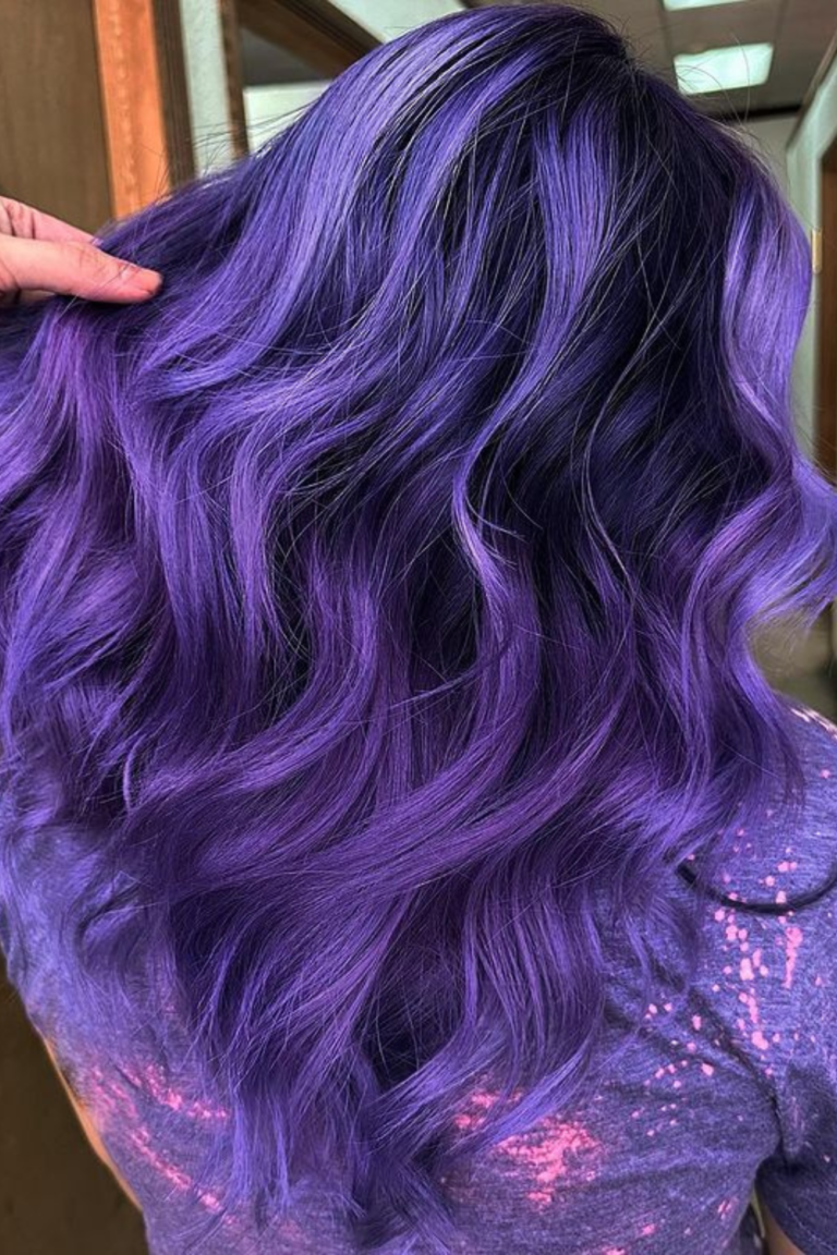 Cheveux violets : guide complet sur la coloration violette (+ 13 idées)