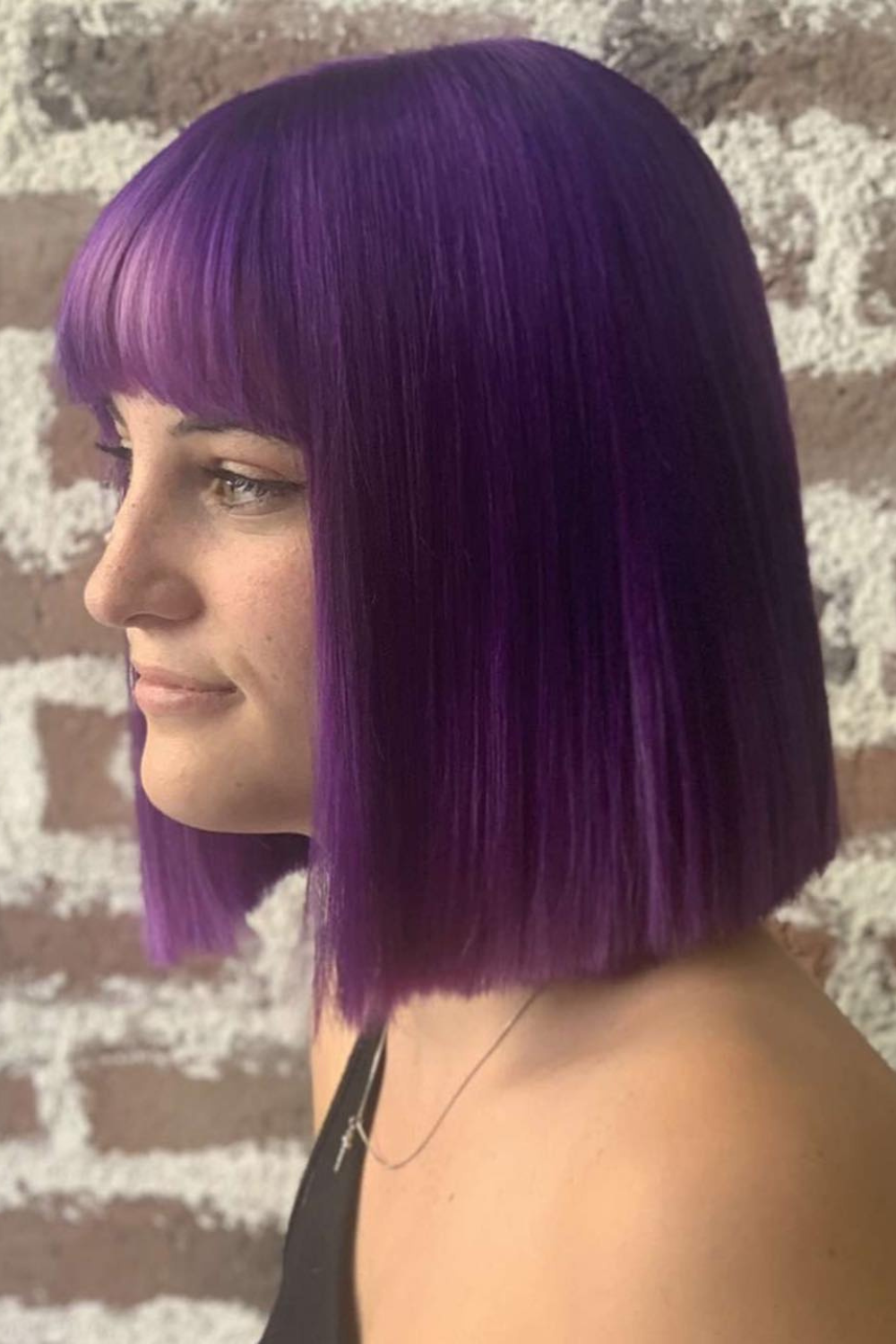 Cheveux violets : guide complet sur la coloration violette (+ 13 idées)