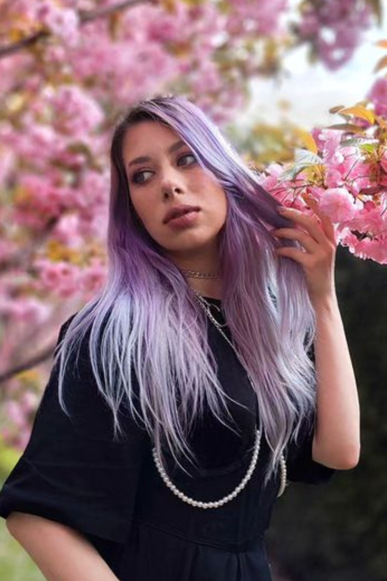 Cheveux violets : guide complet sur la coloration violette (+ 13 idées)
