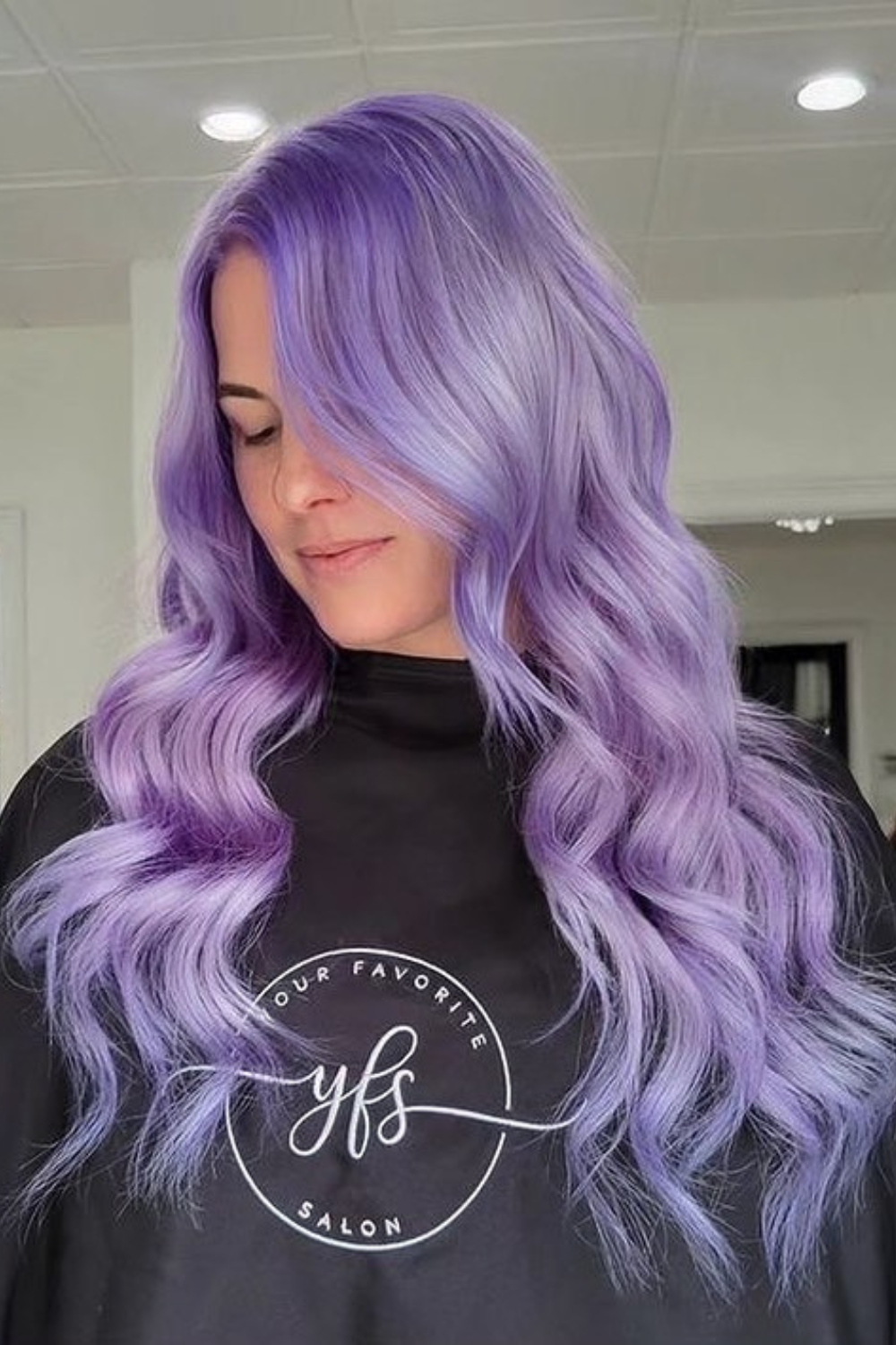 Cheveux violets : guide complet sur la coloration violette (+ 13 idées)