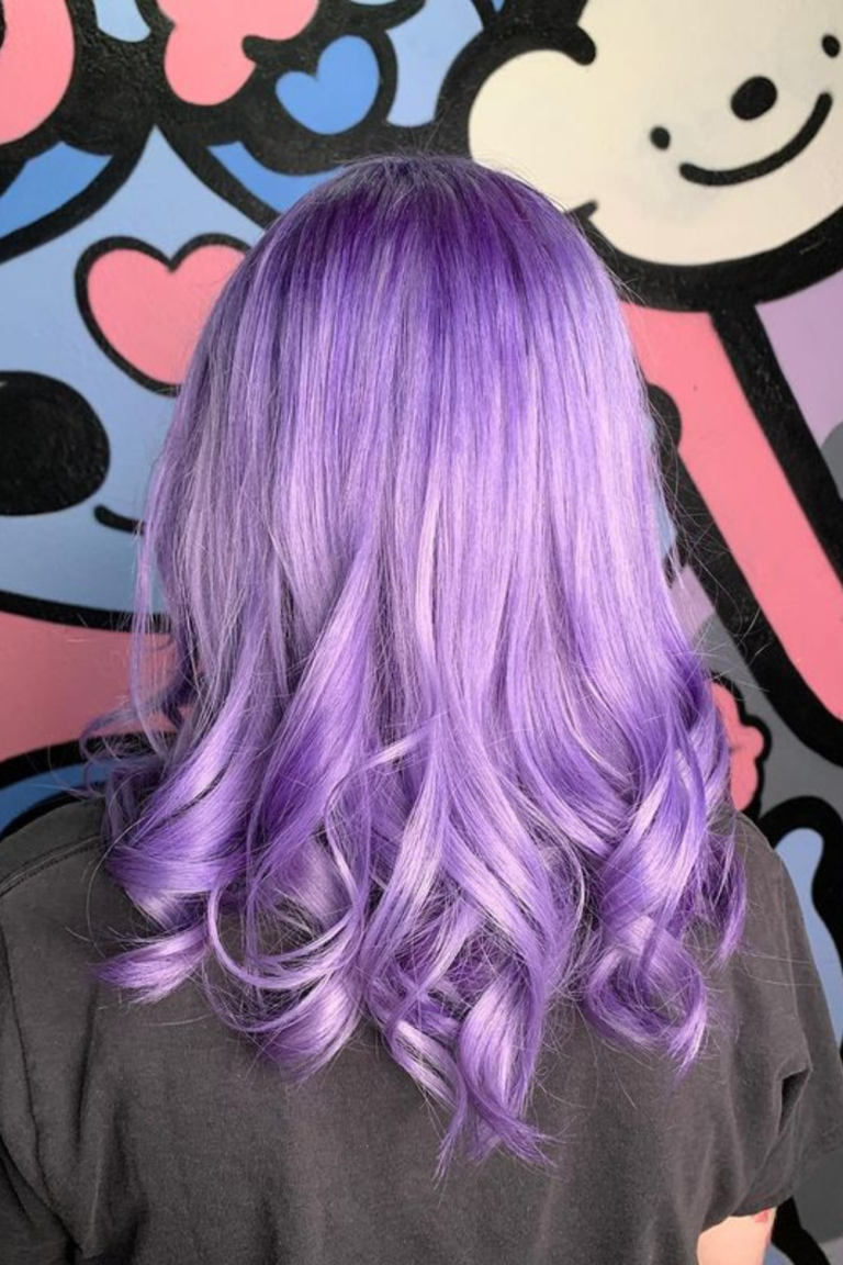 Cheveux violets : guide complet sur la coloration violette (+ 13 idées)